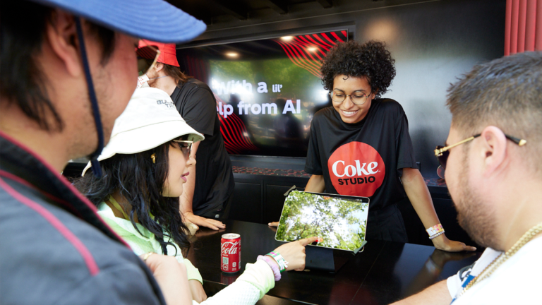 Coca-Cola lanza un estudio de IA hacer de los festivaleros estrellas