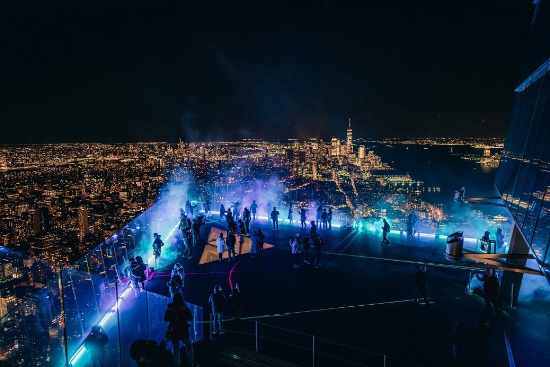 Wow! An experience brings the Northern Lights to the skyline of New ...