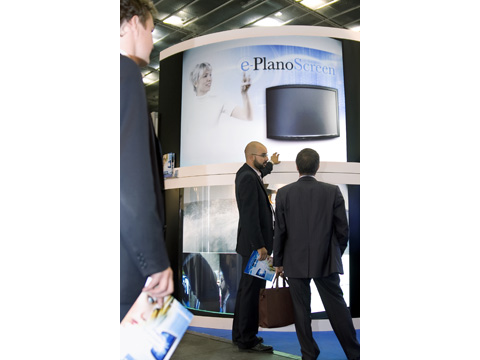 E-Planoscreen: llegan las pantallas curvas - eventoplus.com