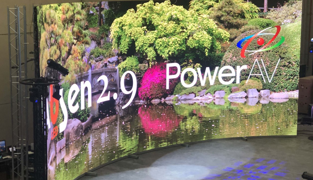 Nuevas pantallas LED curvadas, súper panorámicas y de montaje rápido ...