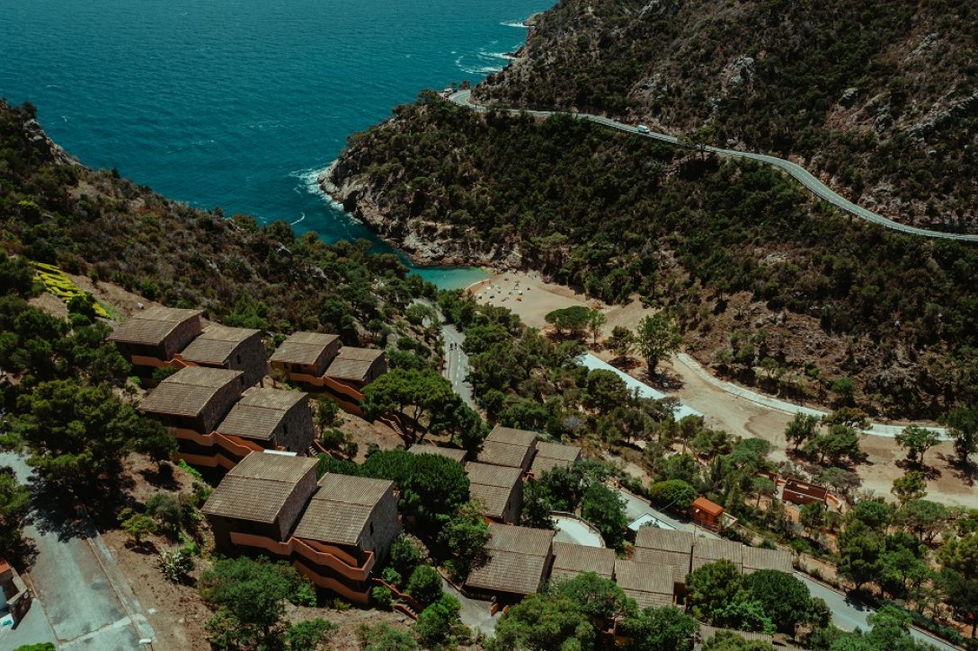 Pola Giverola, un resort renovado para eventos a pie de cala en la ...
